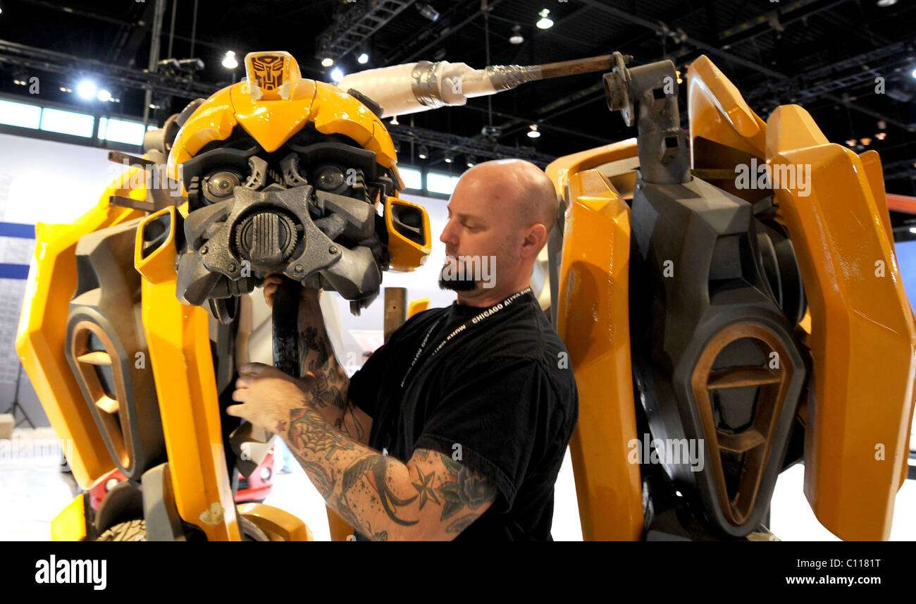 Transformator Türme über CAR SHOW wird diese Replik eines Transformers ...