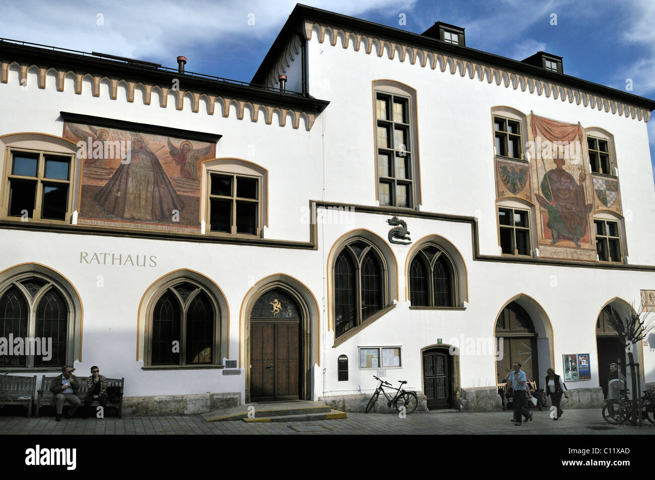 Rathaus von 1842 mit Fresken der Kaiser Louis die bayerische und die ...