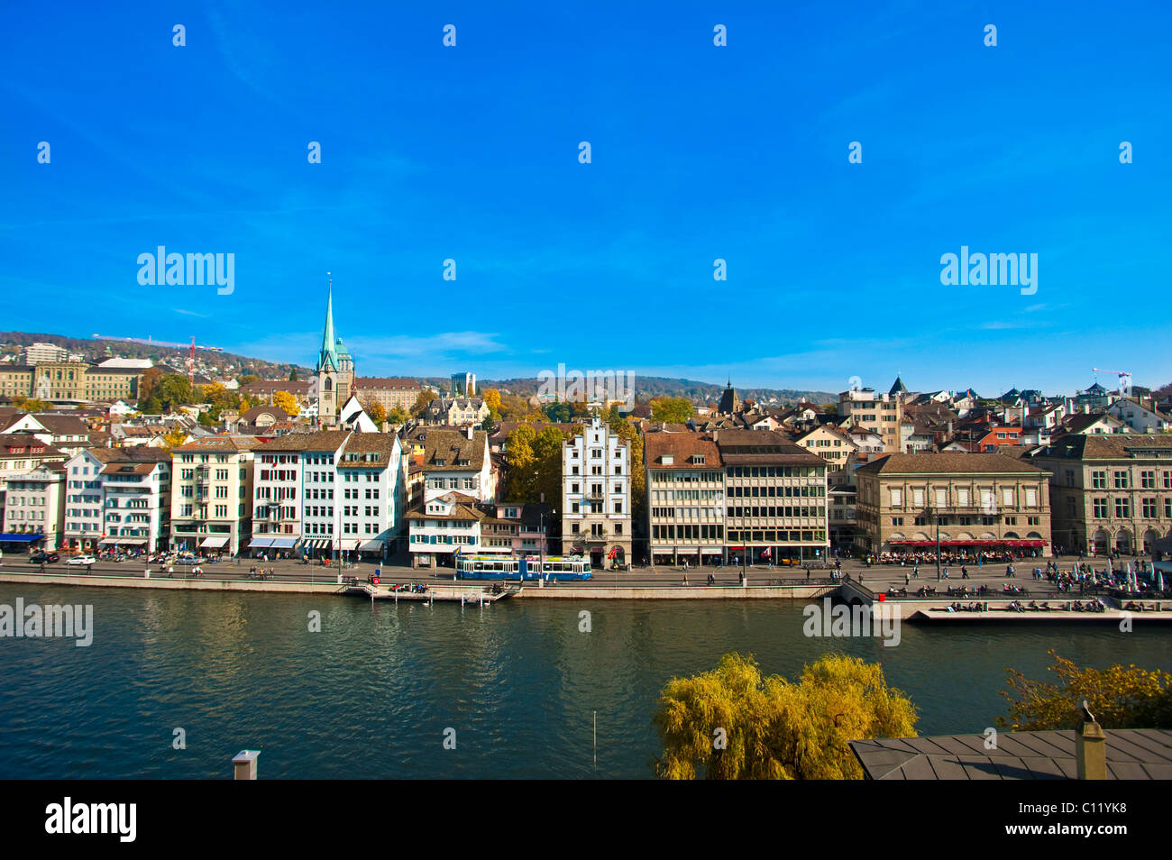Limmat-Fluss, Altstadt, Predigerkirche Kirche, Zürich, Schweiz, Europa ...