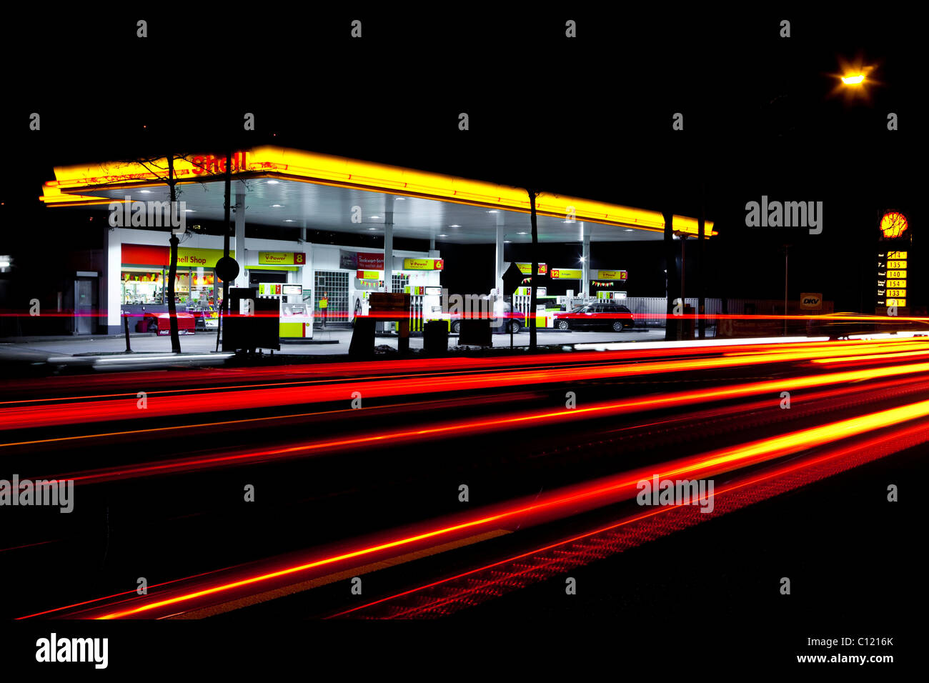 Shell-Tankstelle in der Nacht mit Autoverkehr Stockfotografie - Alamy