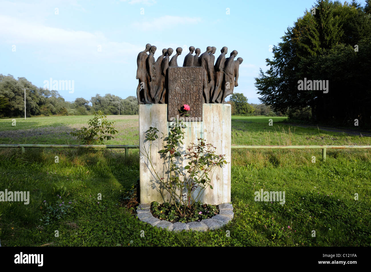 Denkmal zum Gedenken an den Todesmarsch von KZ-Häftlingen in Dachau ...