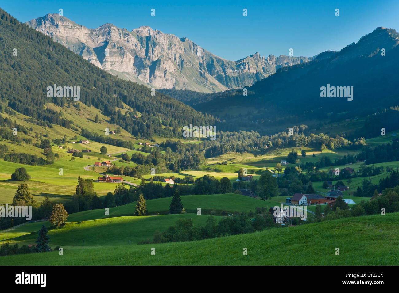 Appenzeller Landschaft unter Berg Säntis im Kanton Appenzell Innerroden ...