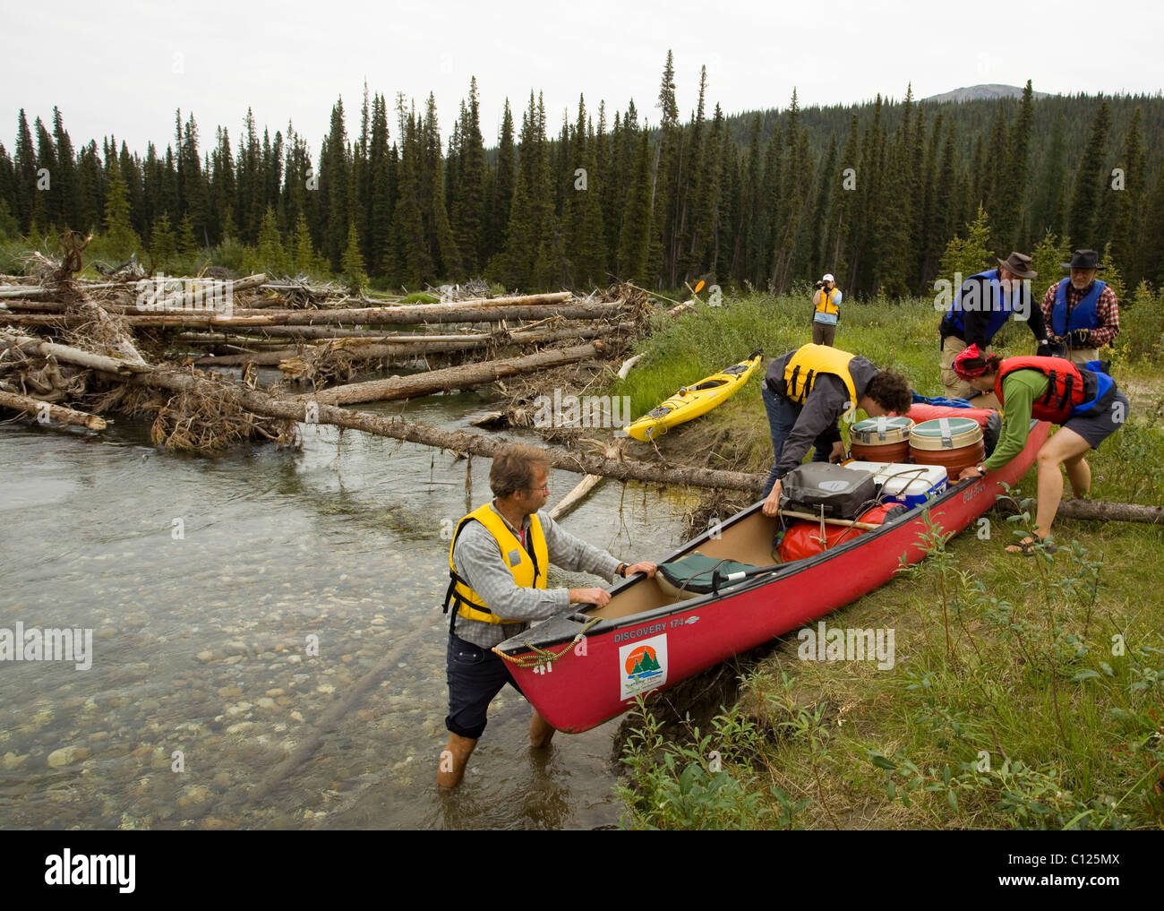 Mit einem kanu transportieren -Fotos und -Bildmaterial in hoher ...