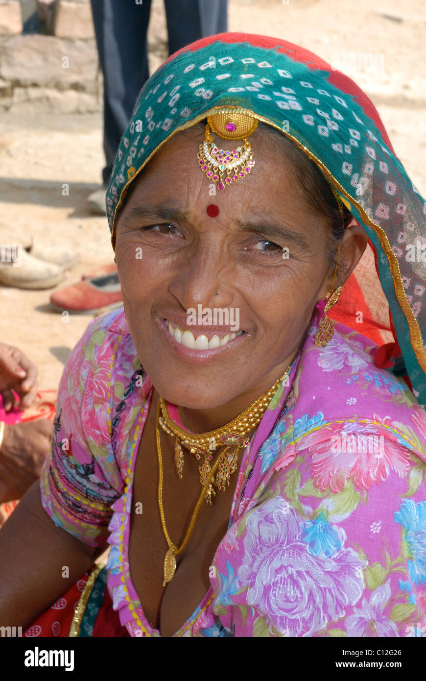 Woman in traditional rajasthani dress -Fotos und -Bildmaterial in hoher ...