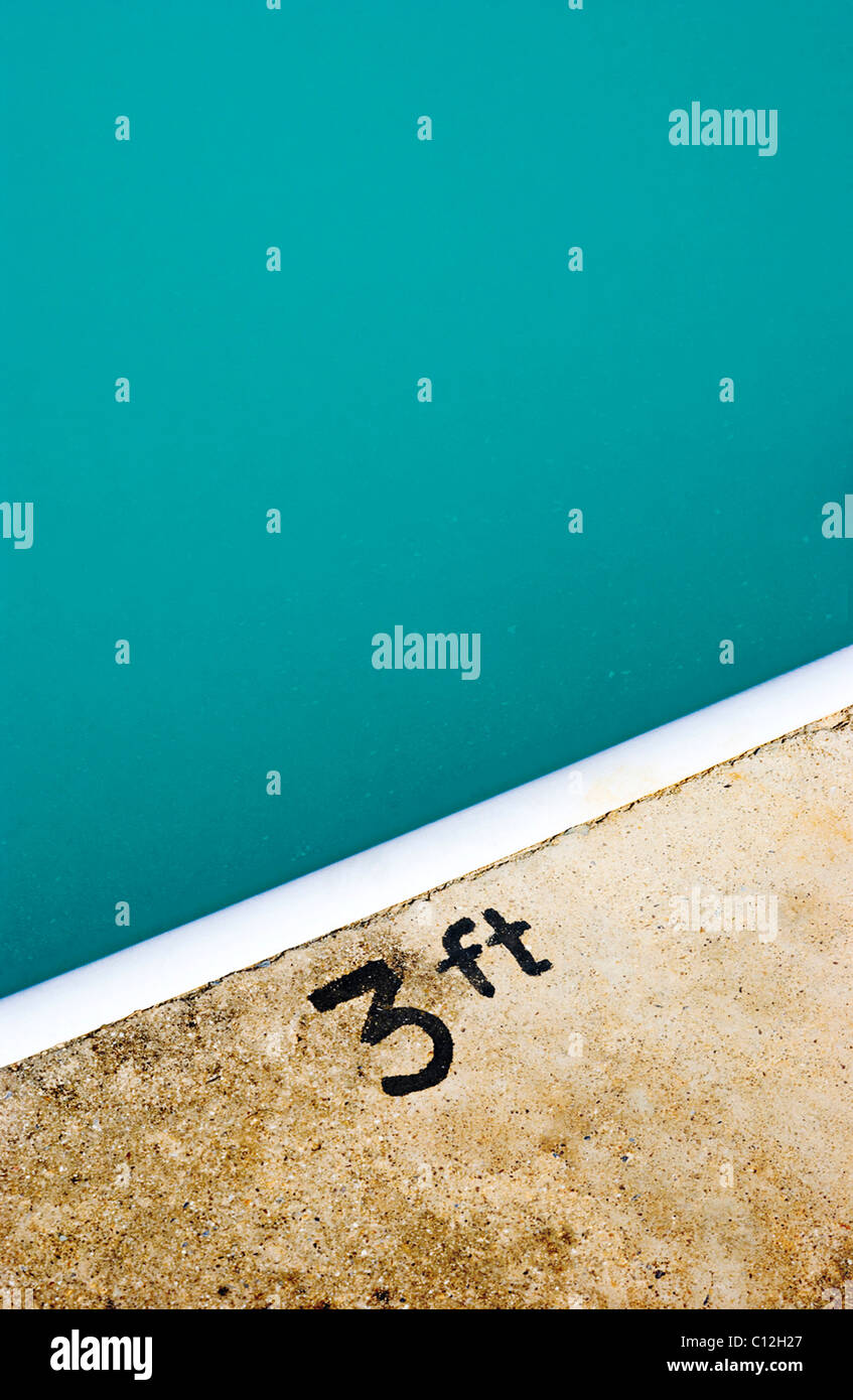 Ein Schwimmbad mit einem 3ft Schild gemalt auf den Rand des Pools ...