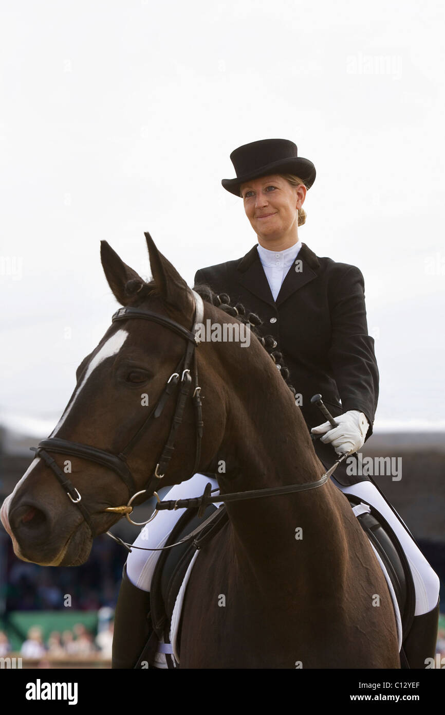Dressurreiterin mit gerte -Fotos und -Bildmaterial in hoher Auflösung ...
