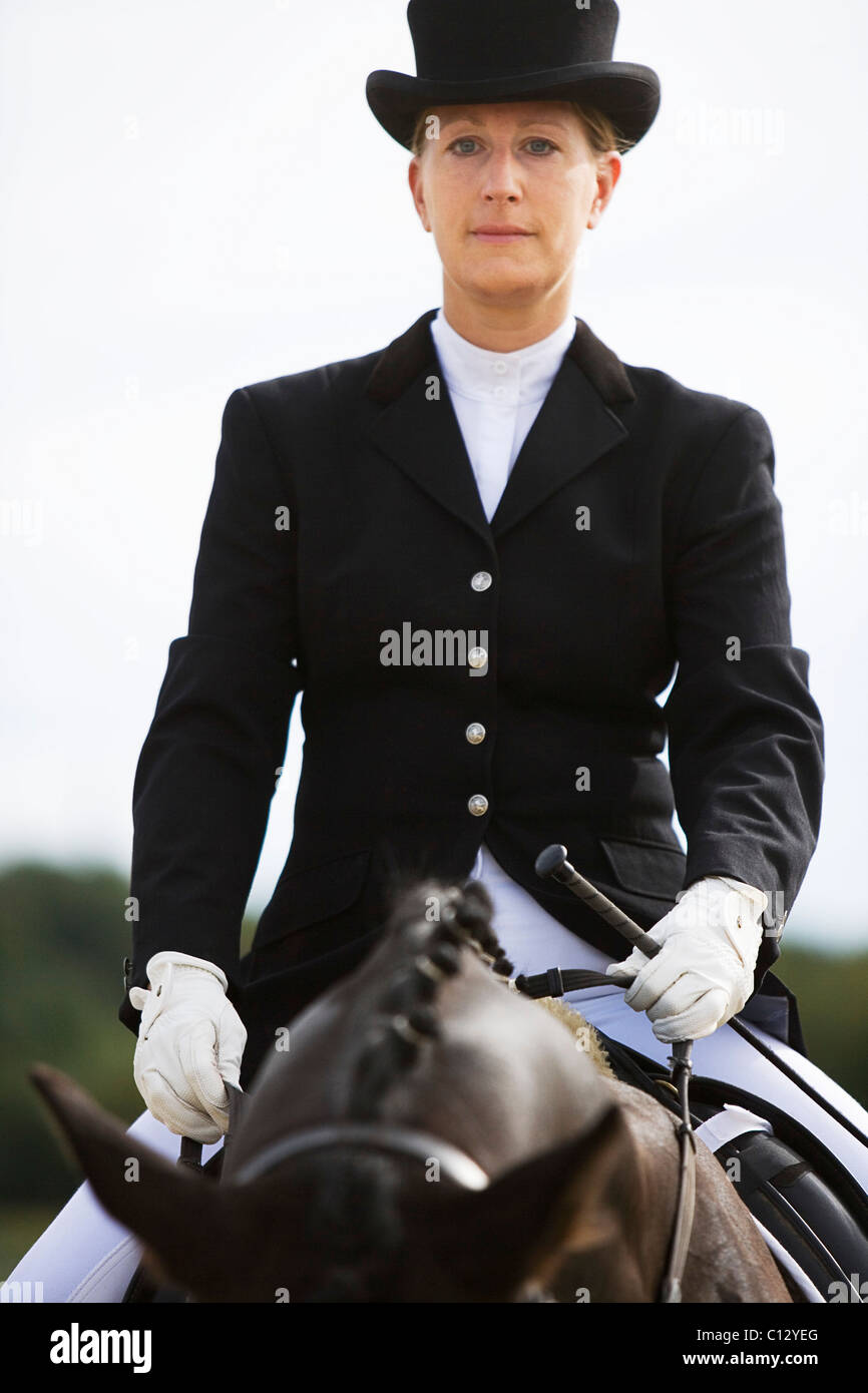 Dressurreiterin mit gerte -Fotos und -Bildmaterial in hoher Auflösung ...