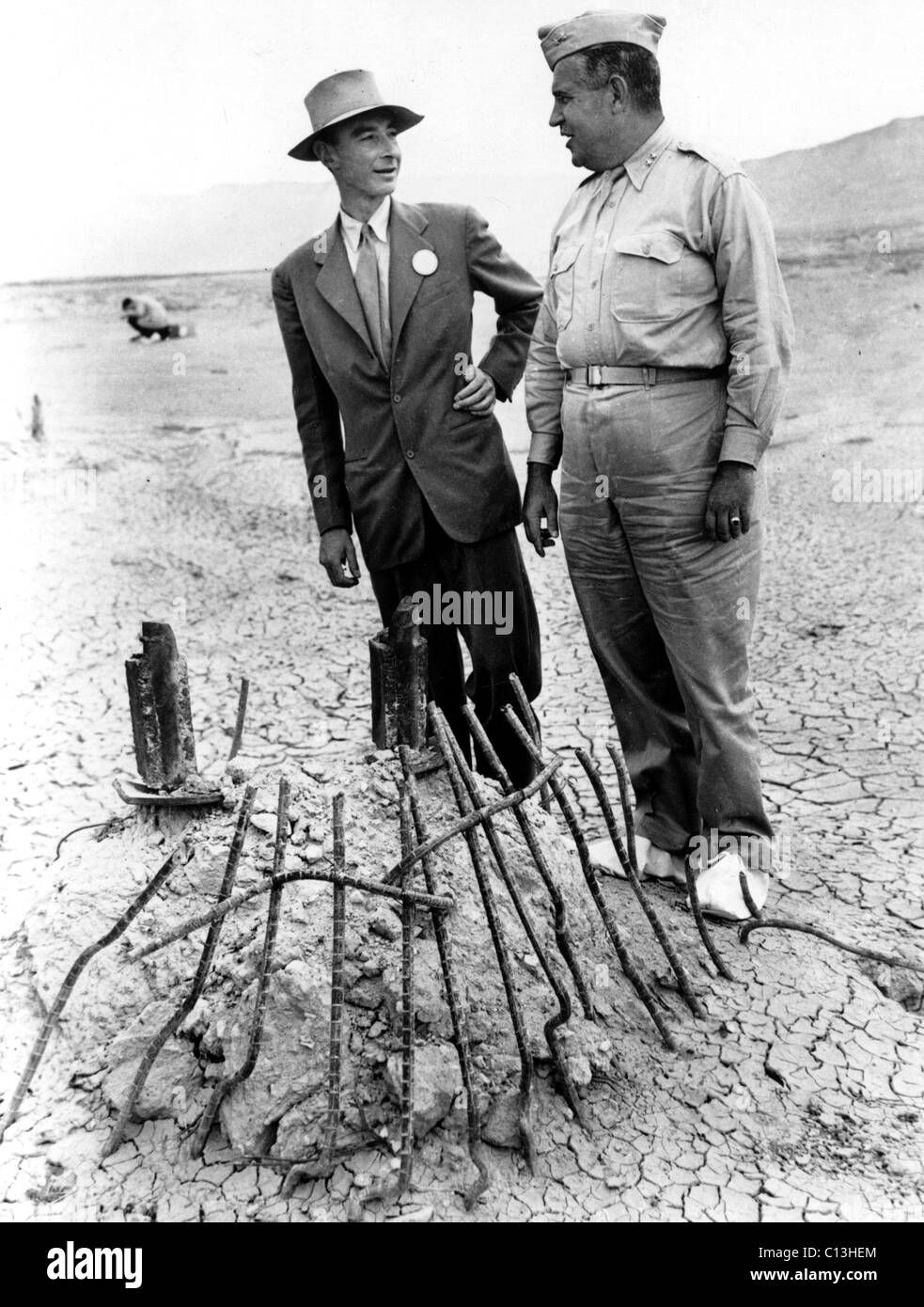 Atomic bomb oppenheimer leslie groves -Fotos und -Bildmaterial in hoher ...