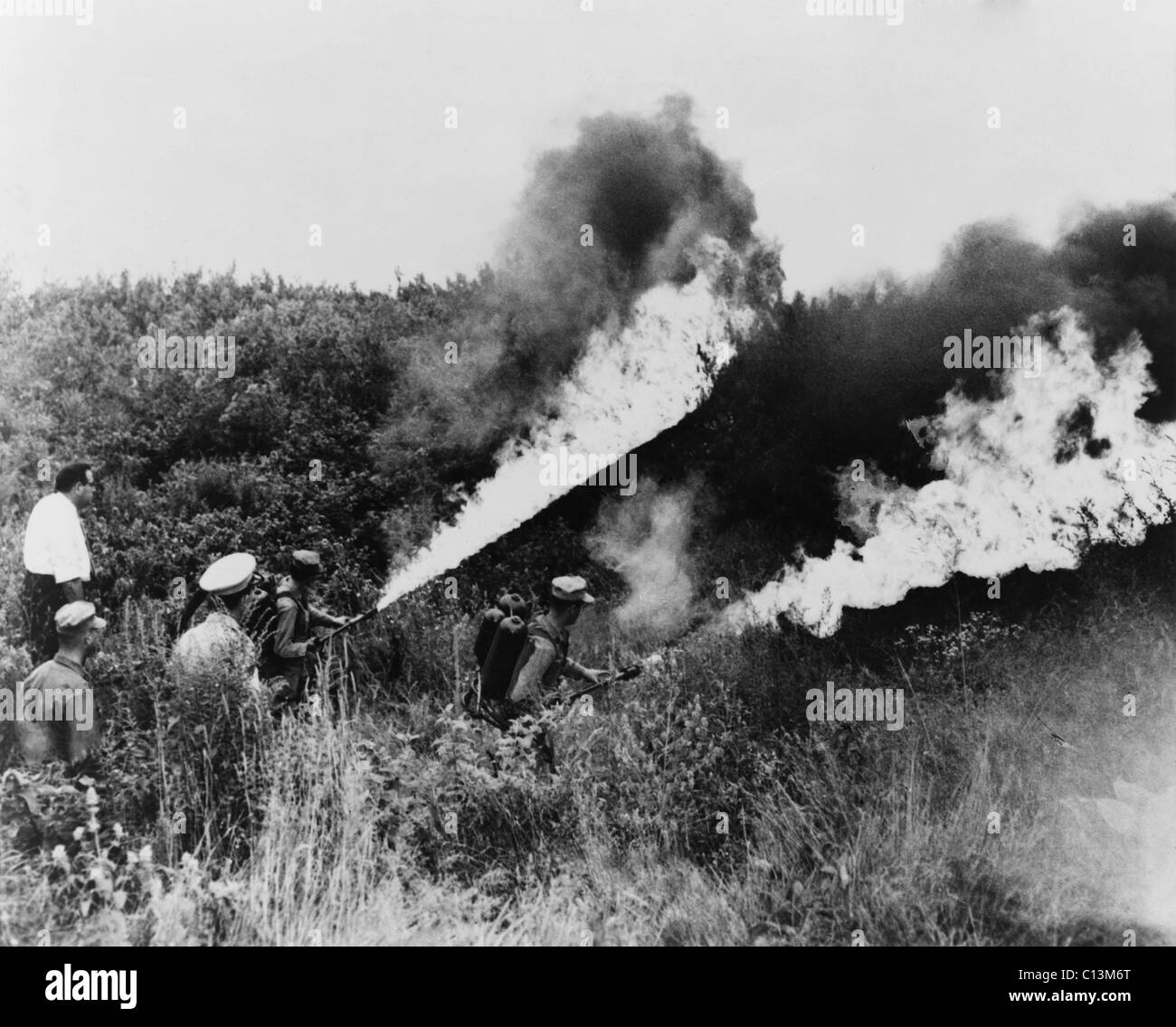 US-Marines unter der Leitung der Polizei einschalten Flammenwerfer ein ...