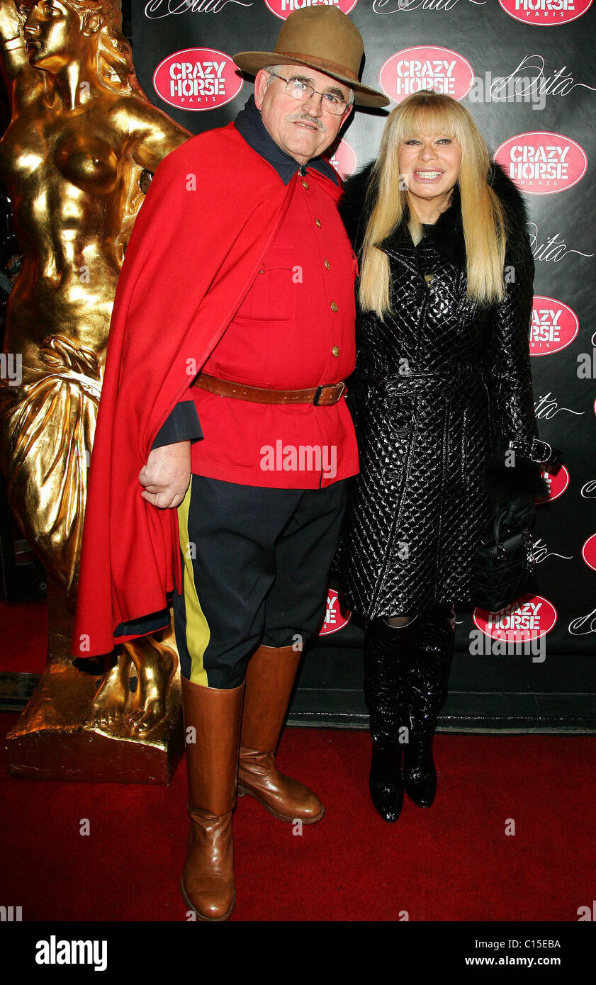 Lova Moor mit der Crazy Horse Guard Paris Fashionweek - Dita Von Teese ...