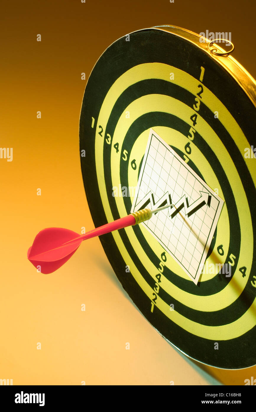 Dart und Diagramm auf Dartscheibe Stockfotografie - Alamy