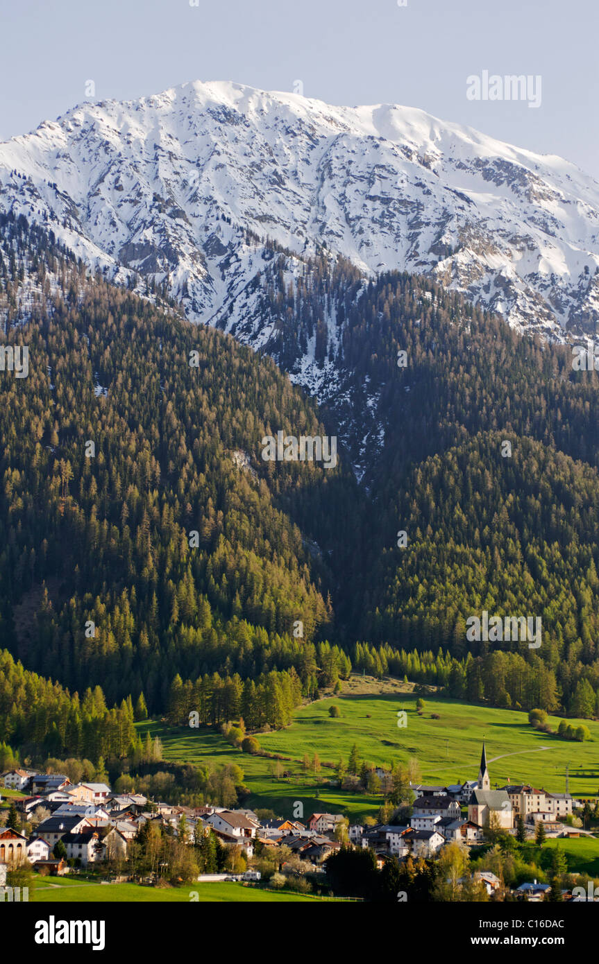 Blick auf die Stadt Santa Maria im Val Muestair, Münstertal, Engadin ...