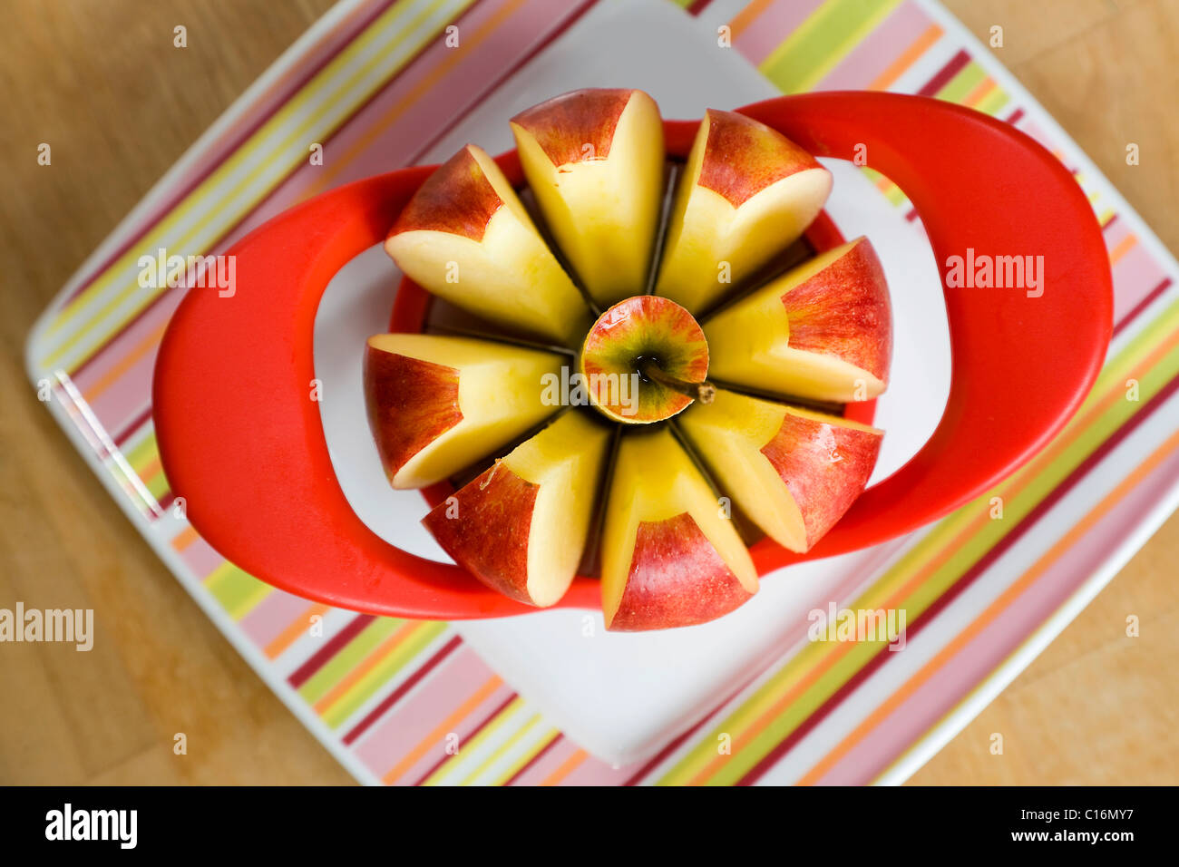 Einen Apfel in Stücke geschnitten Stockfotografie - Alamy