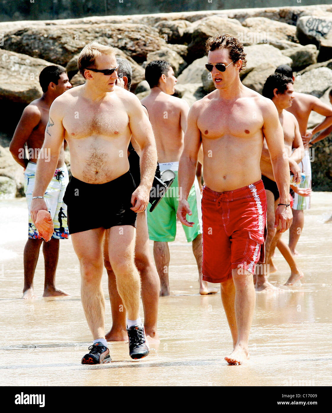 Matthew McConaughey Spaziergänge am Strand von Ipanema mit einem Freund ...