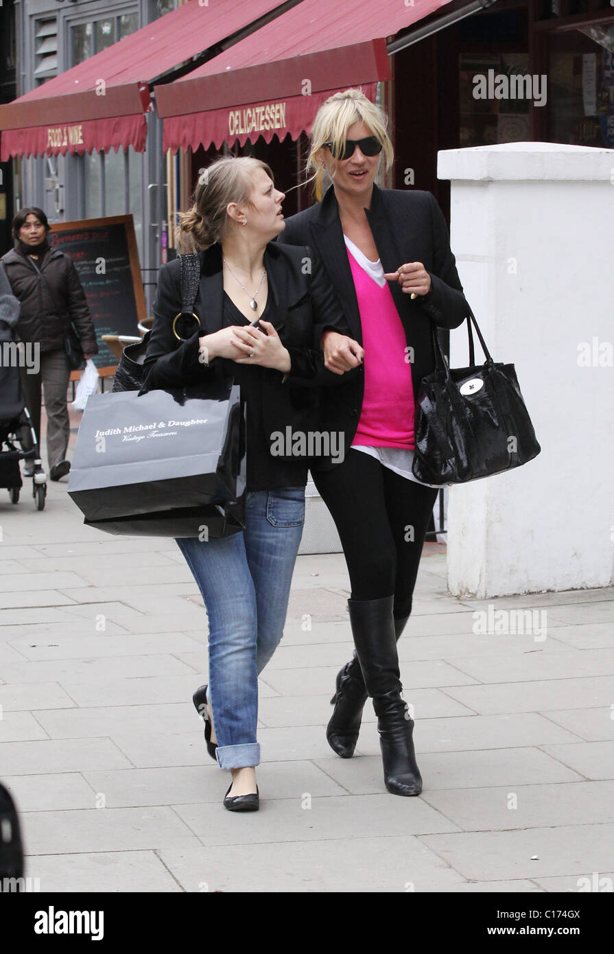 Kate Moss und ihre ehemaligen PA Fiona Young gehen in Primrose Hill für ...