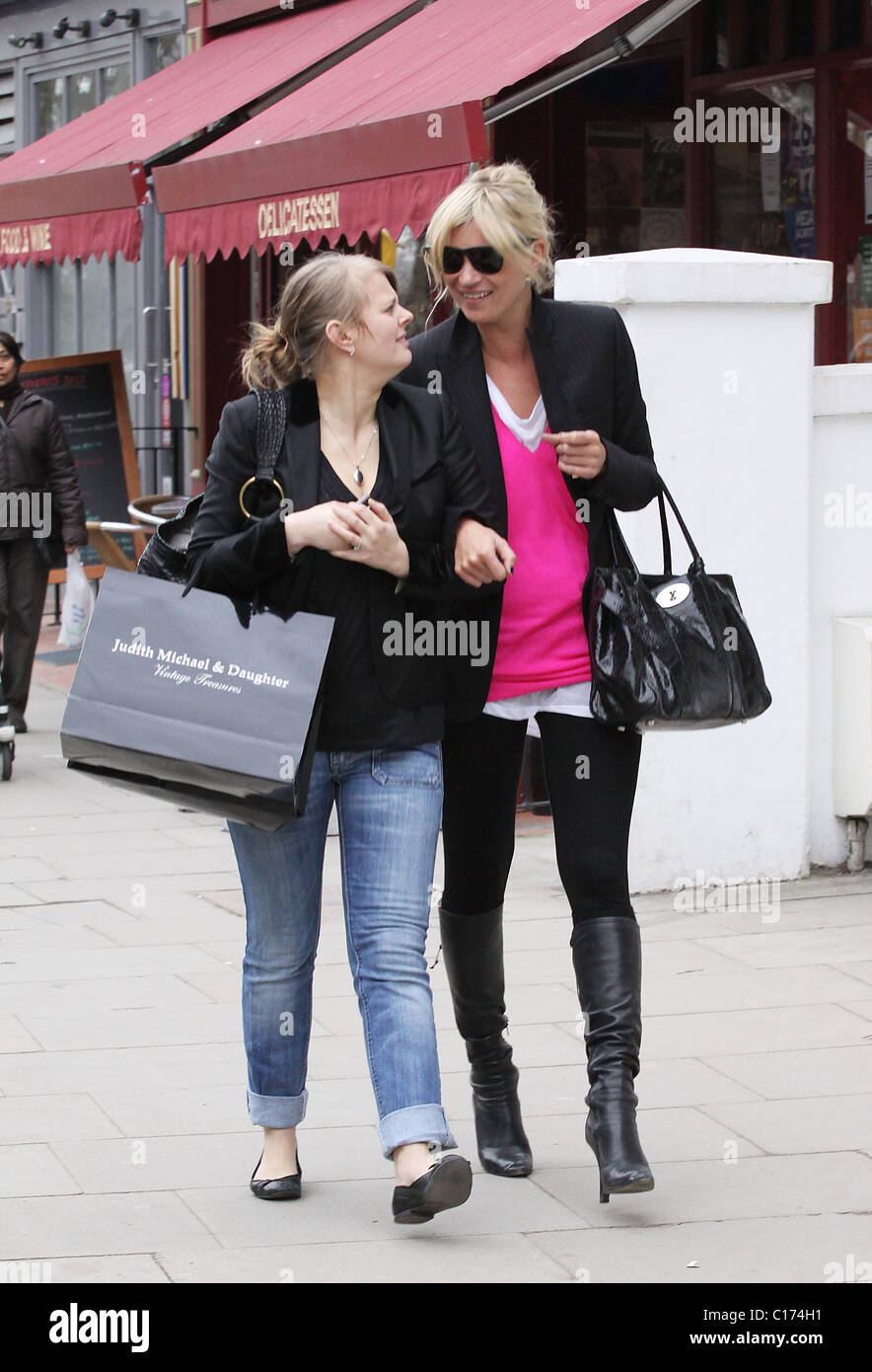 Kate Moss und ihre ehemaligen PA Fiona Young gehen in Primrose Hill für ...