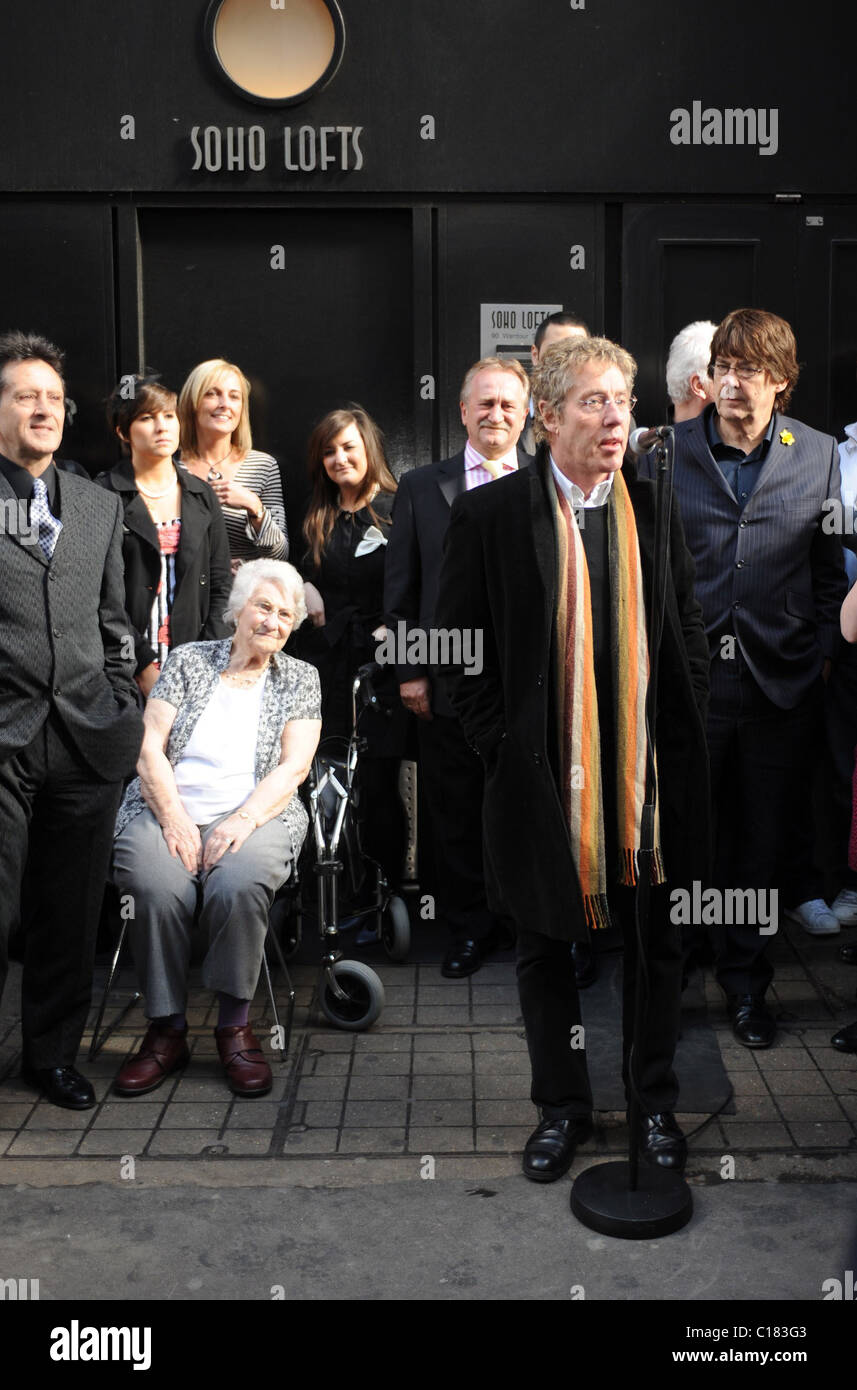 Roger Daltrey und Keith Moon Mutter Kit Moon, zusammen mit Familie und ...