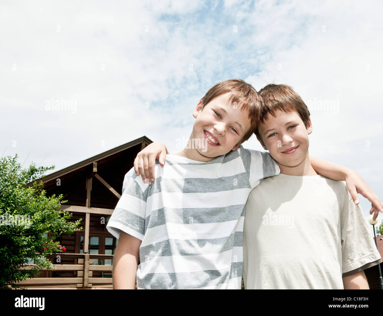 Two brothers hugging other -Fotos und -Bildmaterial in hoher Auflösung ...