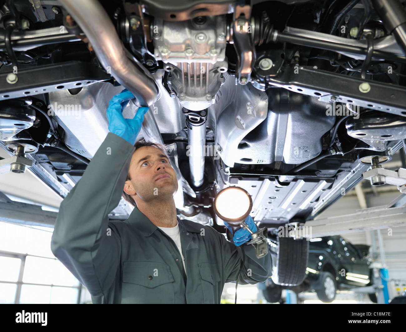 Car lift -Fotos und -Bildmaterial in hoher Auflösung – Alamy