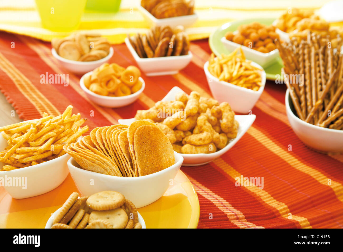 Verschieden gewürzte Snacks in Schalen, Chips, Erdnuss Flips ...