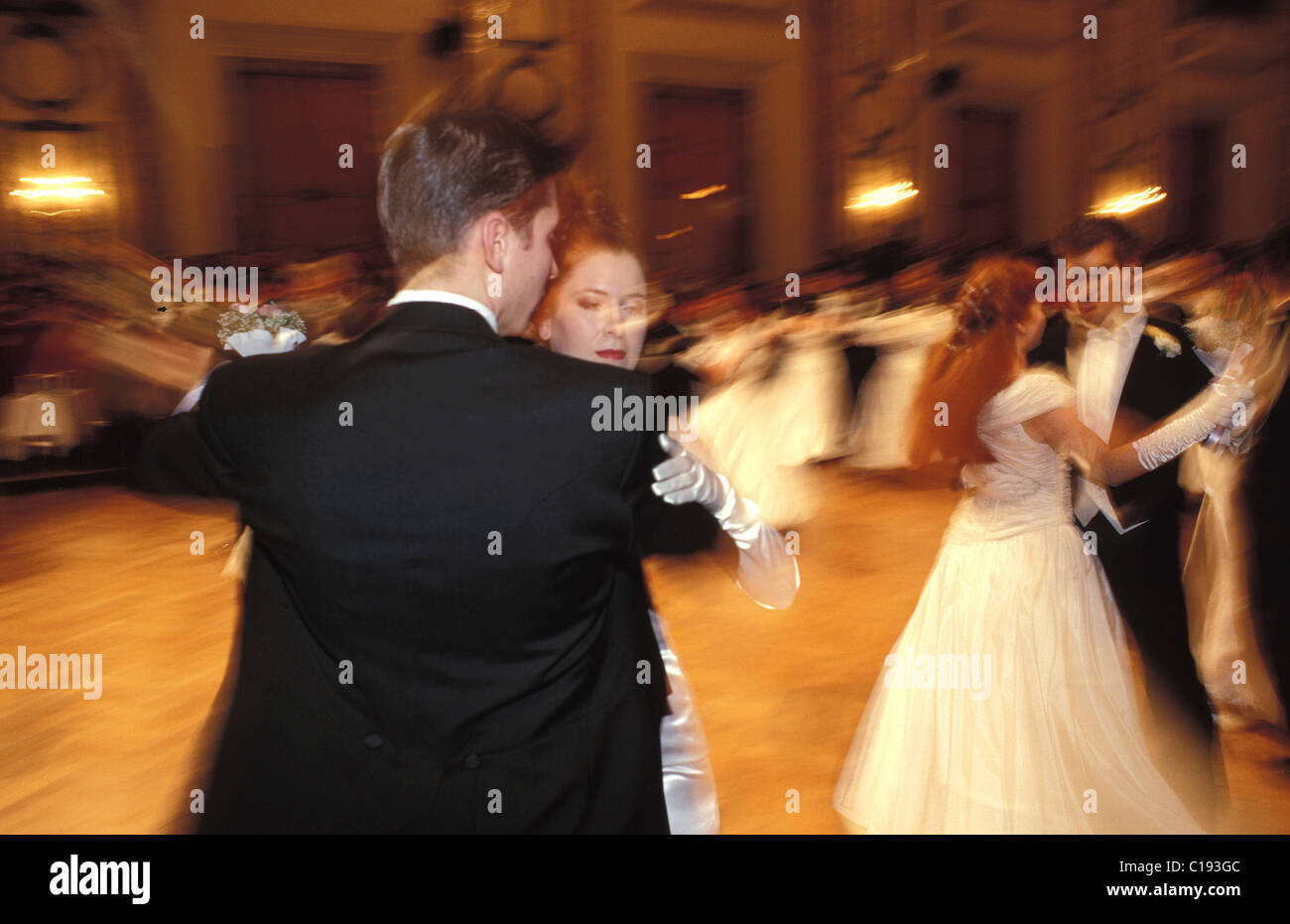 Offiziere tanzen -Fotos und -Bildmaterial in hoher Auflösung – Alamy