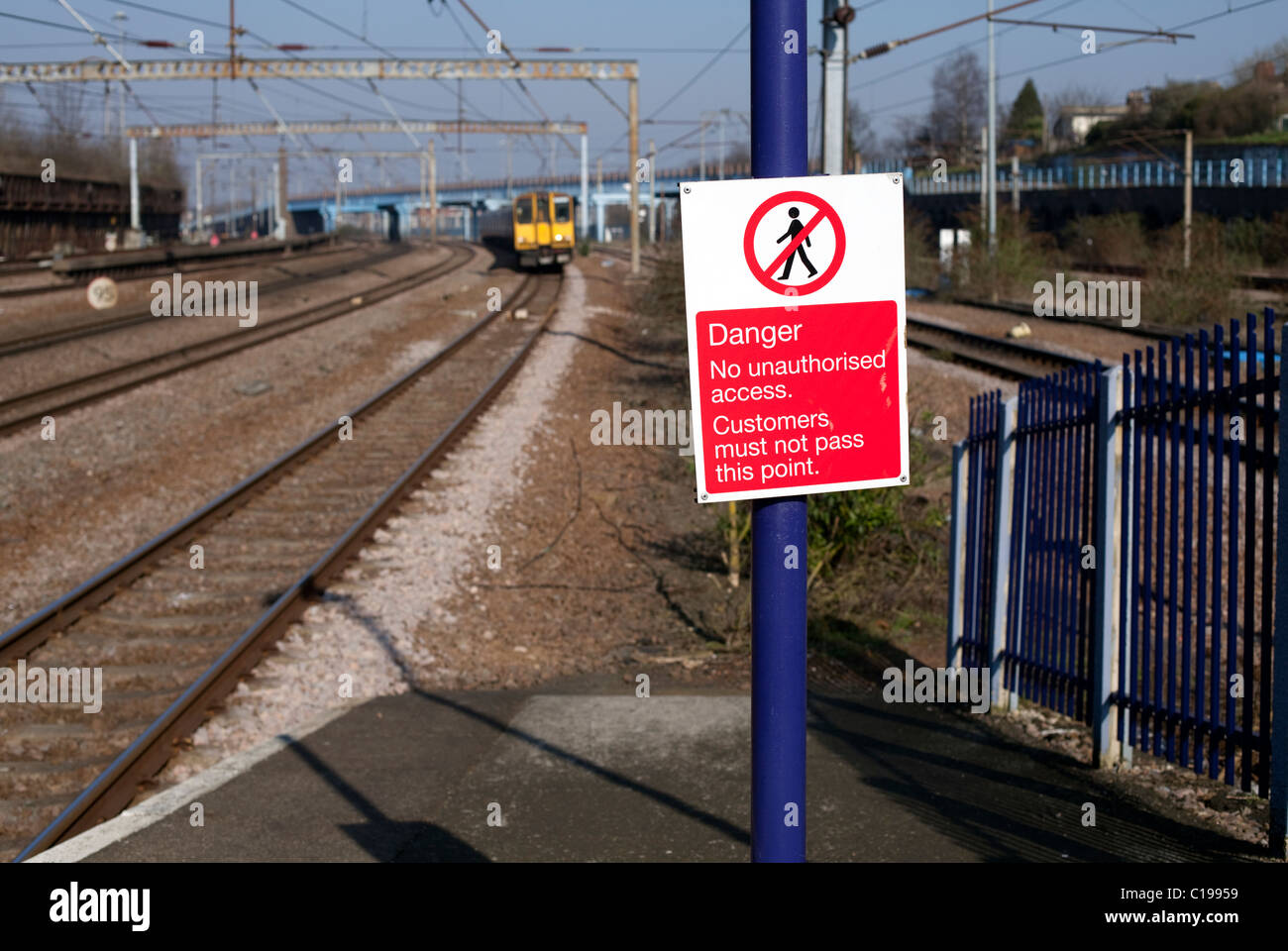 Warnschild am Bahnhof Bahnsteig mit Zug nähert sich Stockfotografie - Alamy
