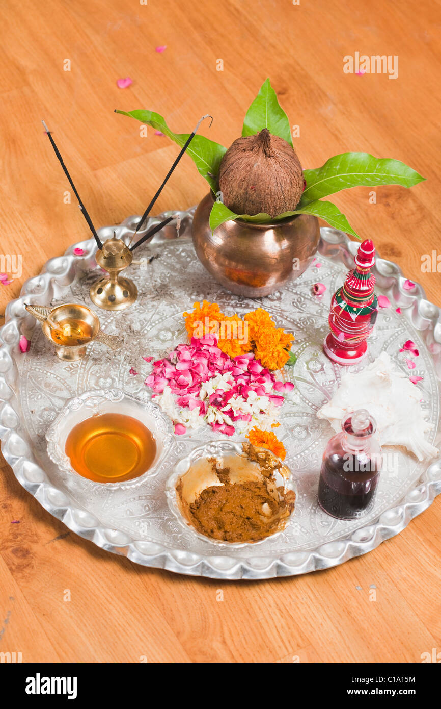 Pooja platte -Fotos und -Bildmaterial in hoher Auflösung – Alamy