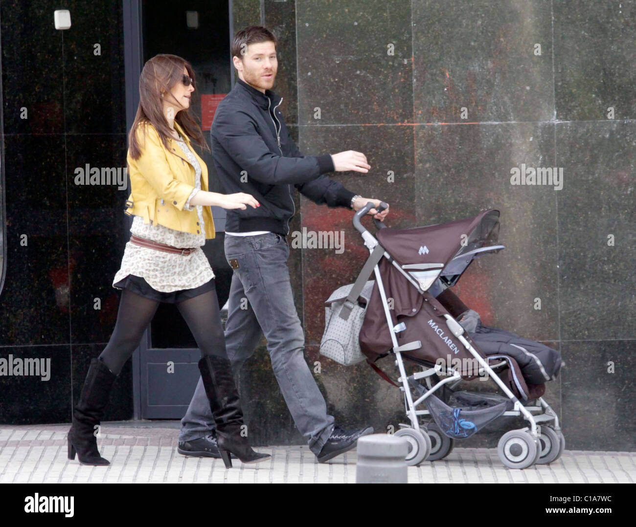 Xabi Alonso mit Freundin Nagore Aranburu und ihrem Baby Jontxu Alonso ...