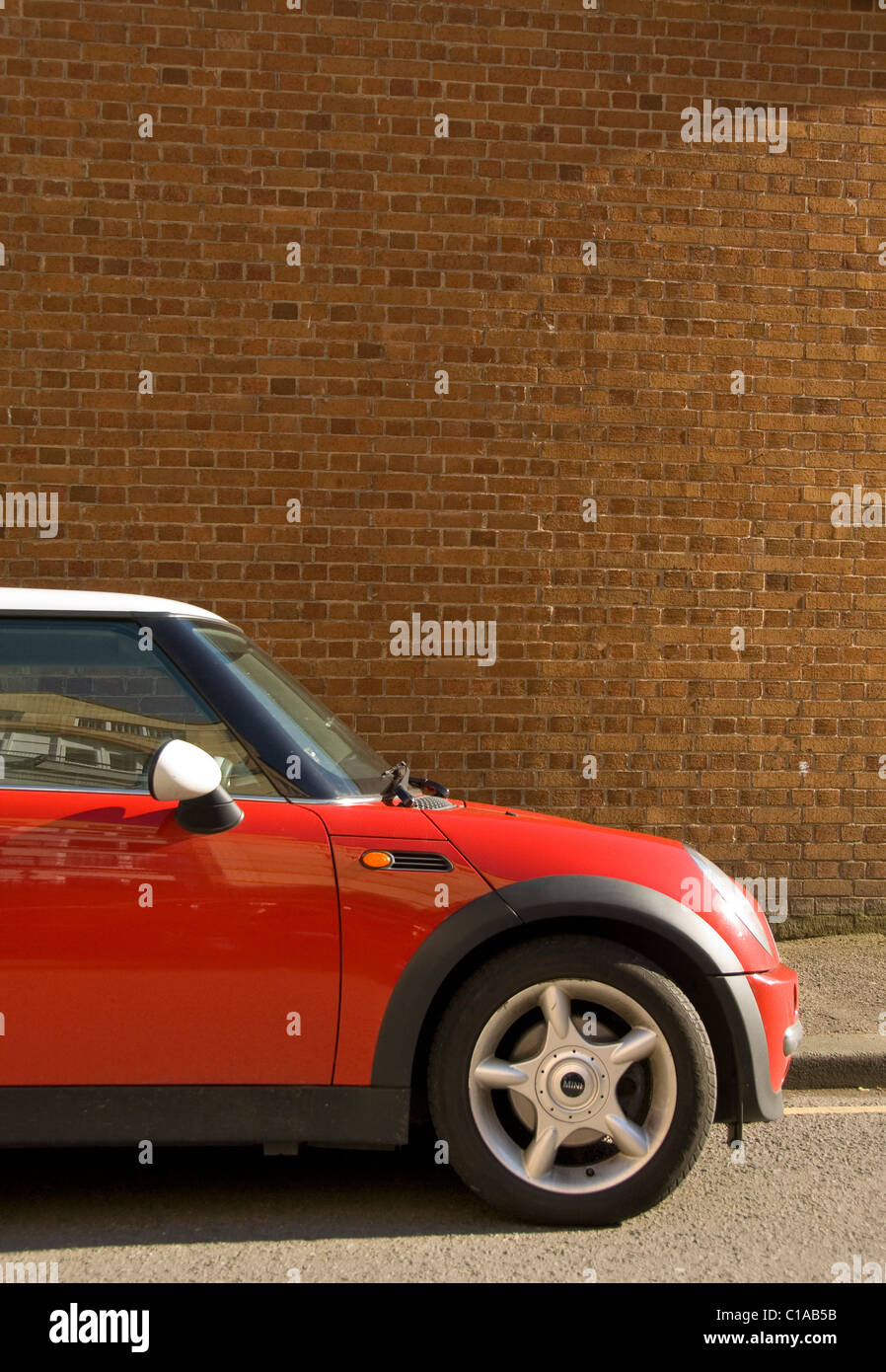 Roter mini cooper -Fotos und -Bildmaterial in hoher Auflösung – Alamy