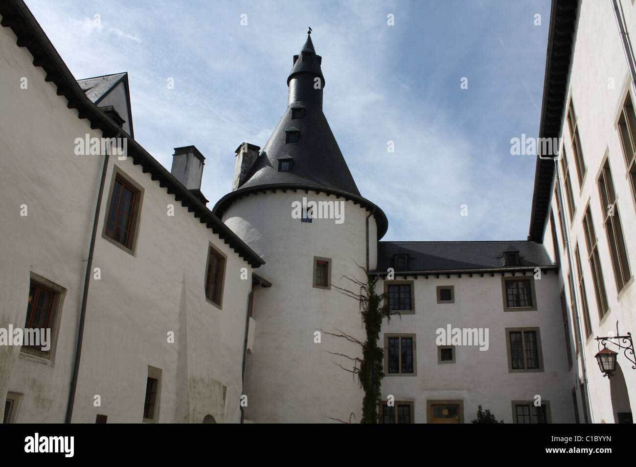 Schloss aus dem 12 jahrhundert -Fotos und -Bildmaterial in hoher Auflösung – Alamy