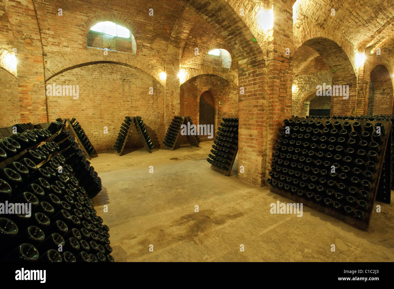 Bosca unterirdischen Wein Kathedrale in Canelli, Asti, Piemont, Italien ...