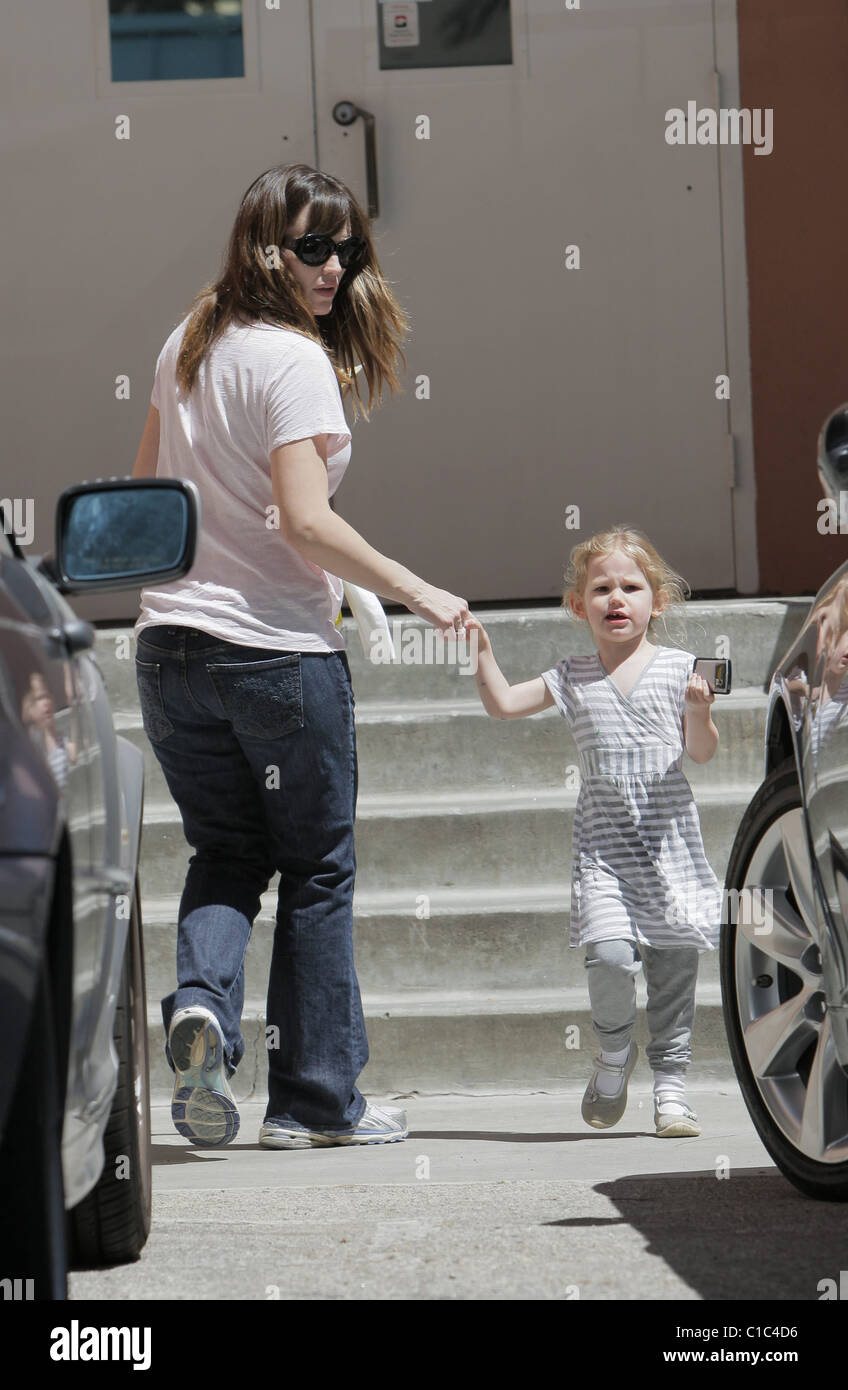 Jennifer Garner holt ihre Tochter Violet Affleck in Santa Monica ...