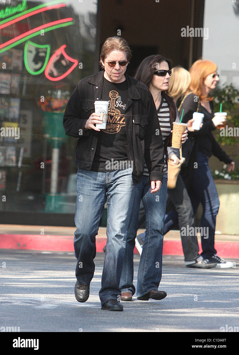 Rock ' n ' Roller George Thorogood, 56, verlässt einen Coffee-Shop ...