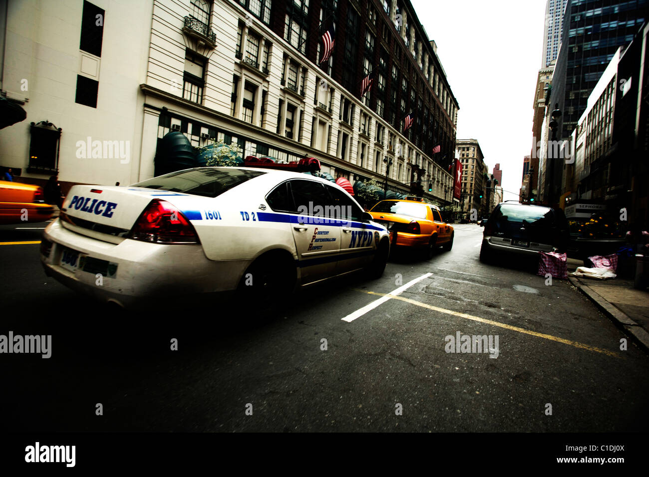 New York Police Department NYPD Streifenwagen hält ein New York Yellow ...