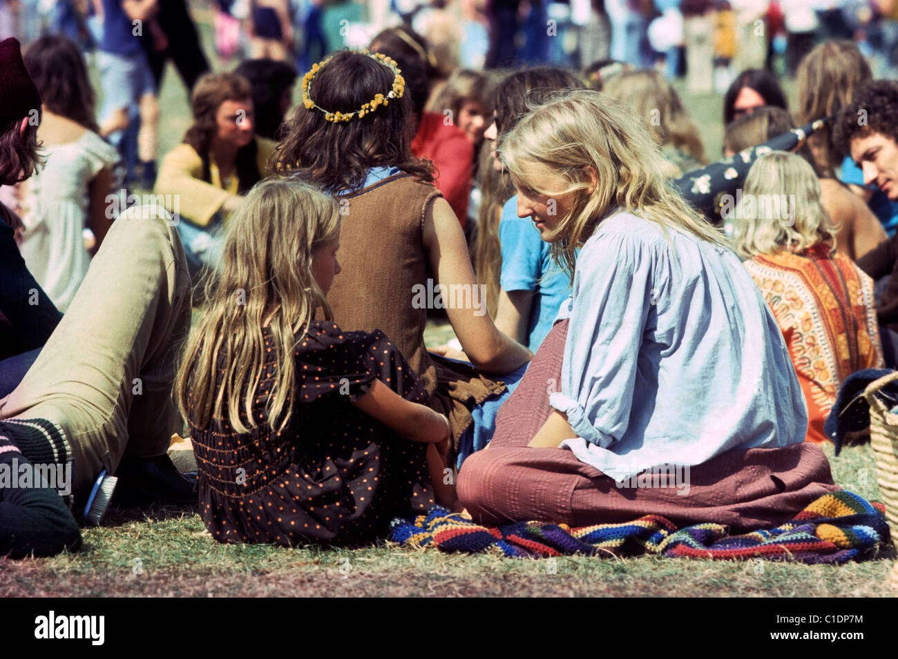 Vintage-Foto von Mutter Frau, die im Gespräch mit Kind Mädchen (ihrer ...