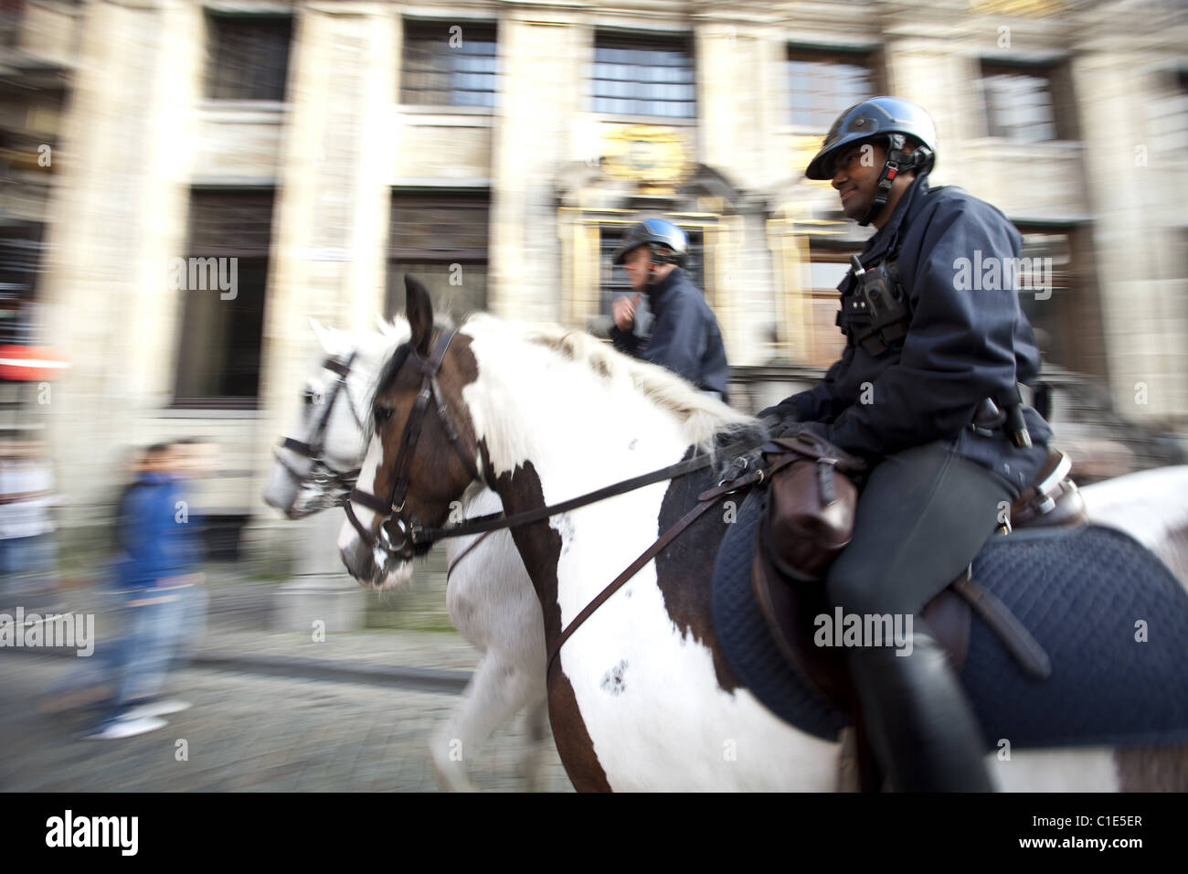 Belgische berittene polizei -Fotos und -Bildmaterial in hoher Auflösung ...