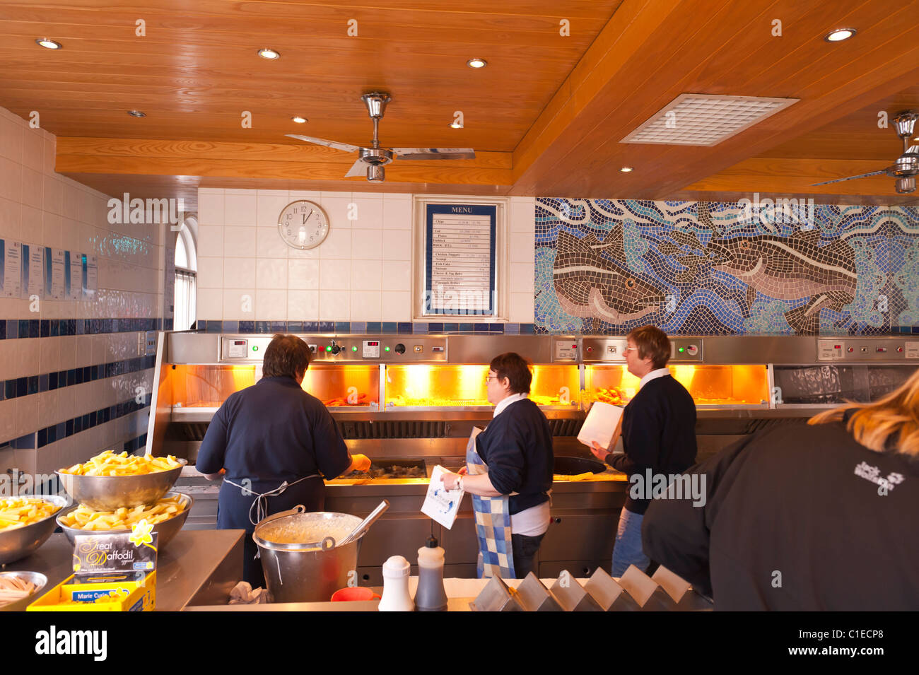 Ein fish and chip shop interieur in menschen -Fotos und -Bildmaterial ...