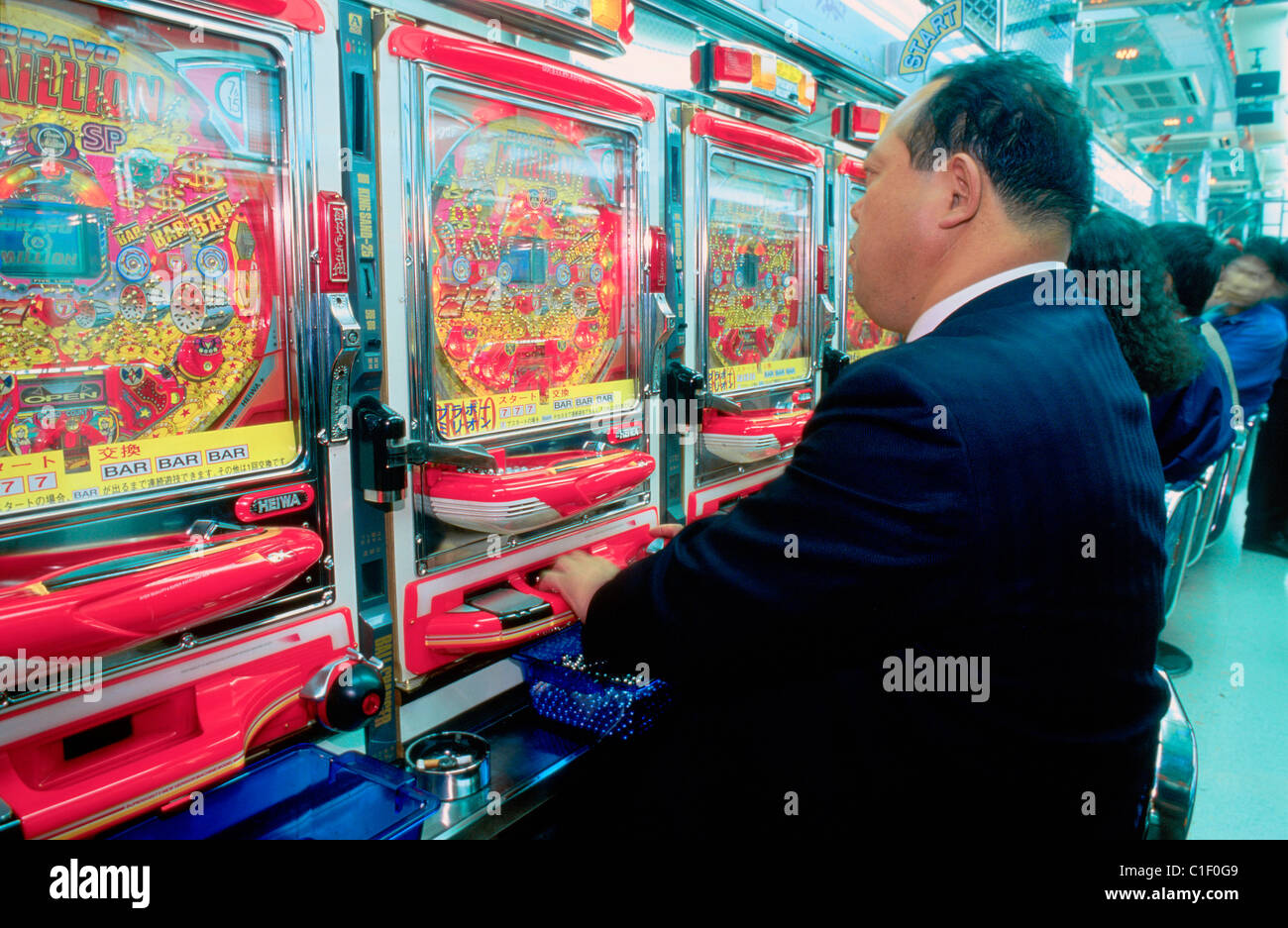 Man spielt pachinko in einer spielhalle -Fotos und -Bildmaterial in ...