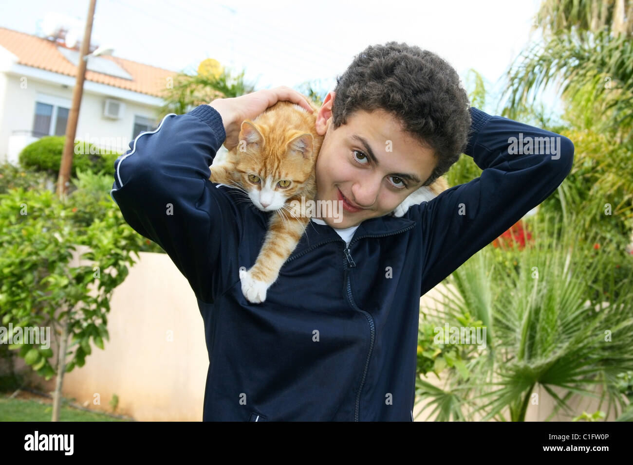Der junge mit der katze -Fotos und -Bildmaterial in hoher Auflösung – Alamy