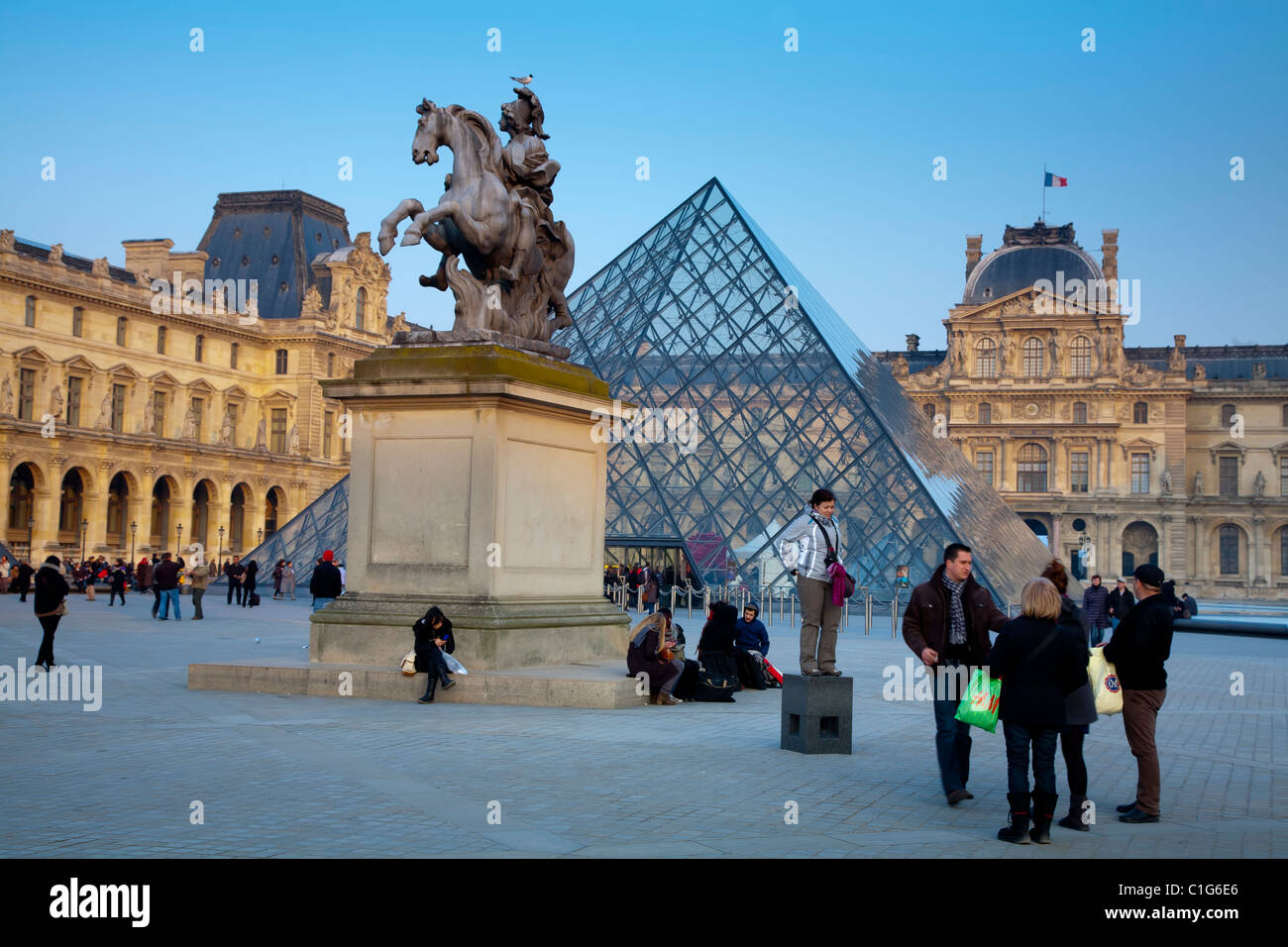 Statue von Louis XIV (Sonnenkönig) und Crystal Piramid vor dem Louvre ...
