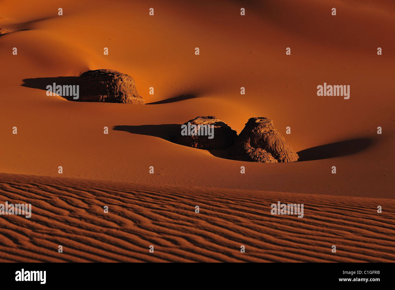 Felsen in der sandwüste sahara -Fotos und -Bildmaterial in hoher ...