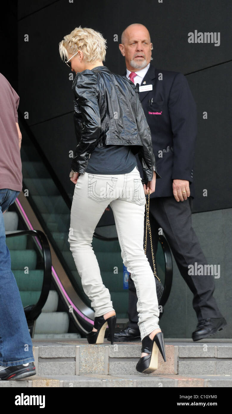 Sarah Harding von Girls Aloud kommt im Kaufhaus Harvey Nichols, die ...