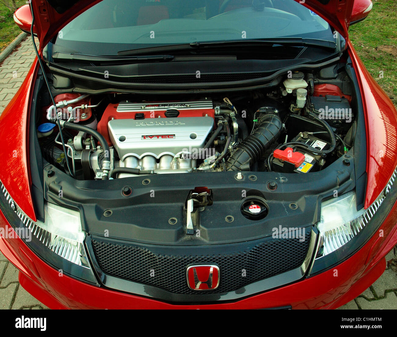 Honda car engine -Fotos und -Bildmaterial in hoher Auflösung – Alamy