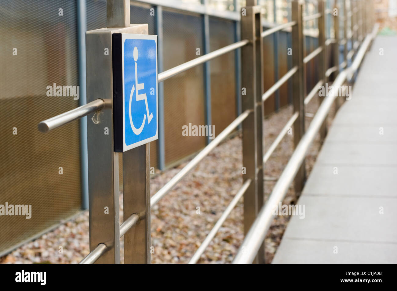 Rampe für Behinderte und blauen behinderten Zeichen Stockfotografie - Alamy