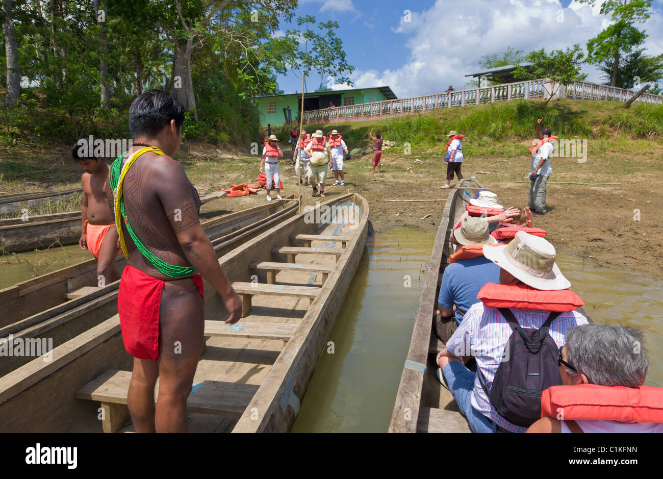 Touristen, die Embera Indianer Dorf, Chagres Nationalpark, Panama ...