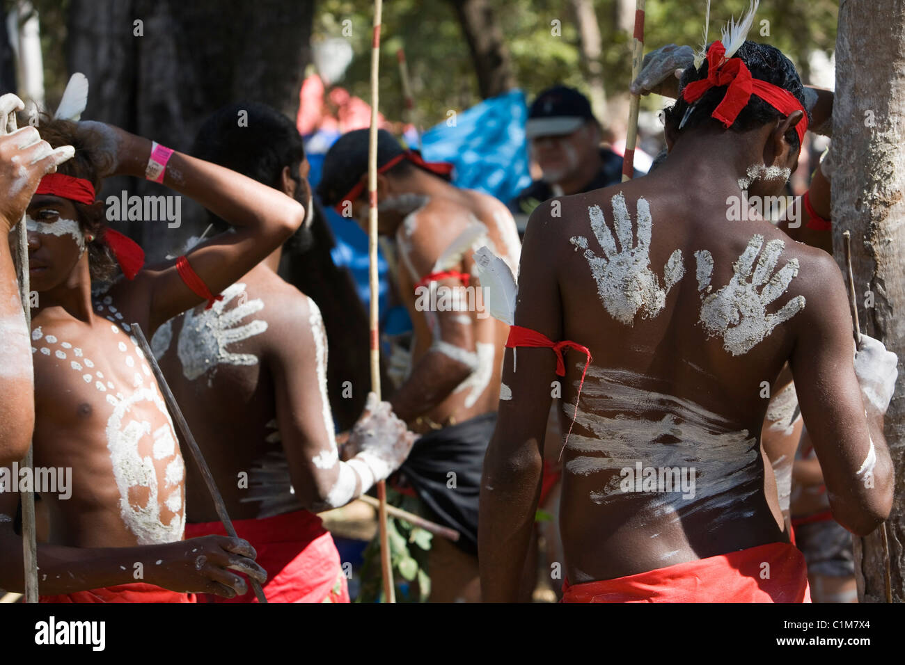 Einheimische Tänzer aus der Yarrabah-Community auf dem Laura Aboriginal ...
