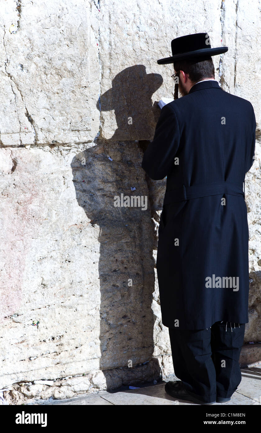 Israel, Jerusalem, orthodoxe Juden im Gebet an der Klagemauer ...
