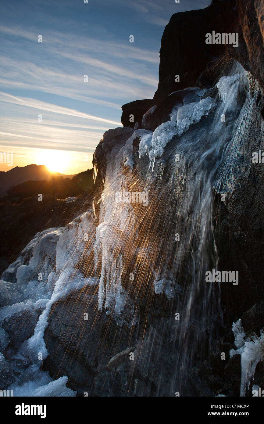 Wasserfall und Eis an den Flanken des Glyder Fach, Snowdonia ...