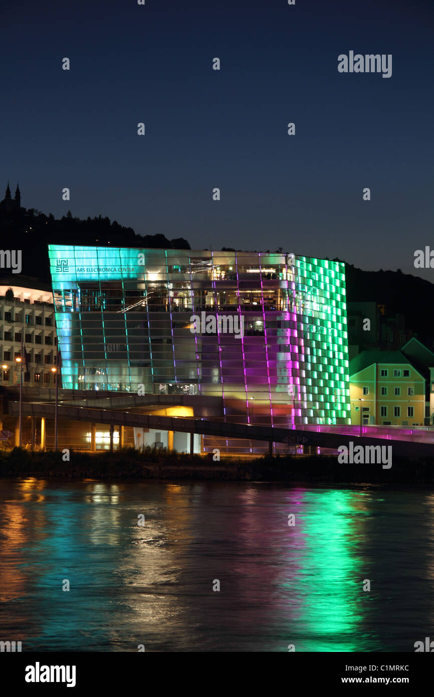 Ars Electronica Center, beleuchtet in der Abenddämmerung, Linz ...