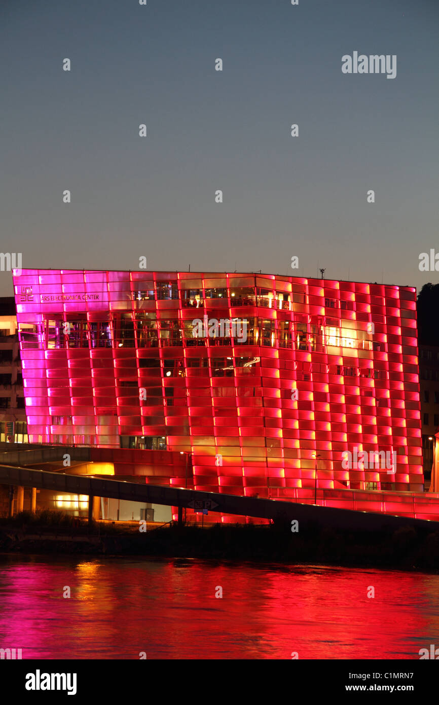 Ars Electronica Center, beleuchtet in der Abenddämmerung, Linz ...